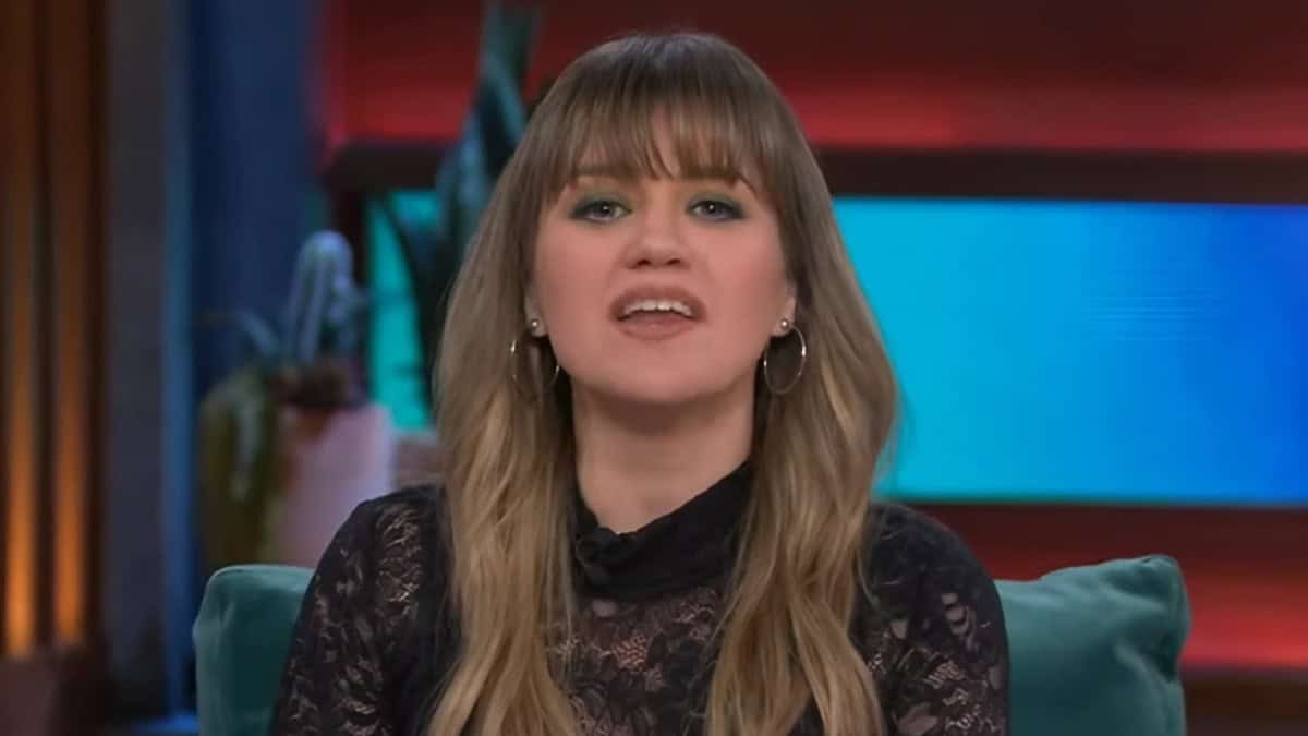 Kelly Clarkson Gets Flirty With Gorgeous Young Actor Austin Butler ...